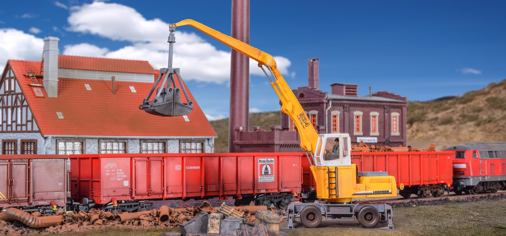 LIEBHERR R934 transfer device with gripper - E-trains