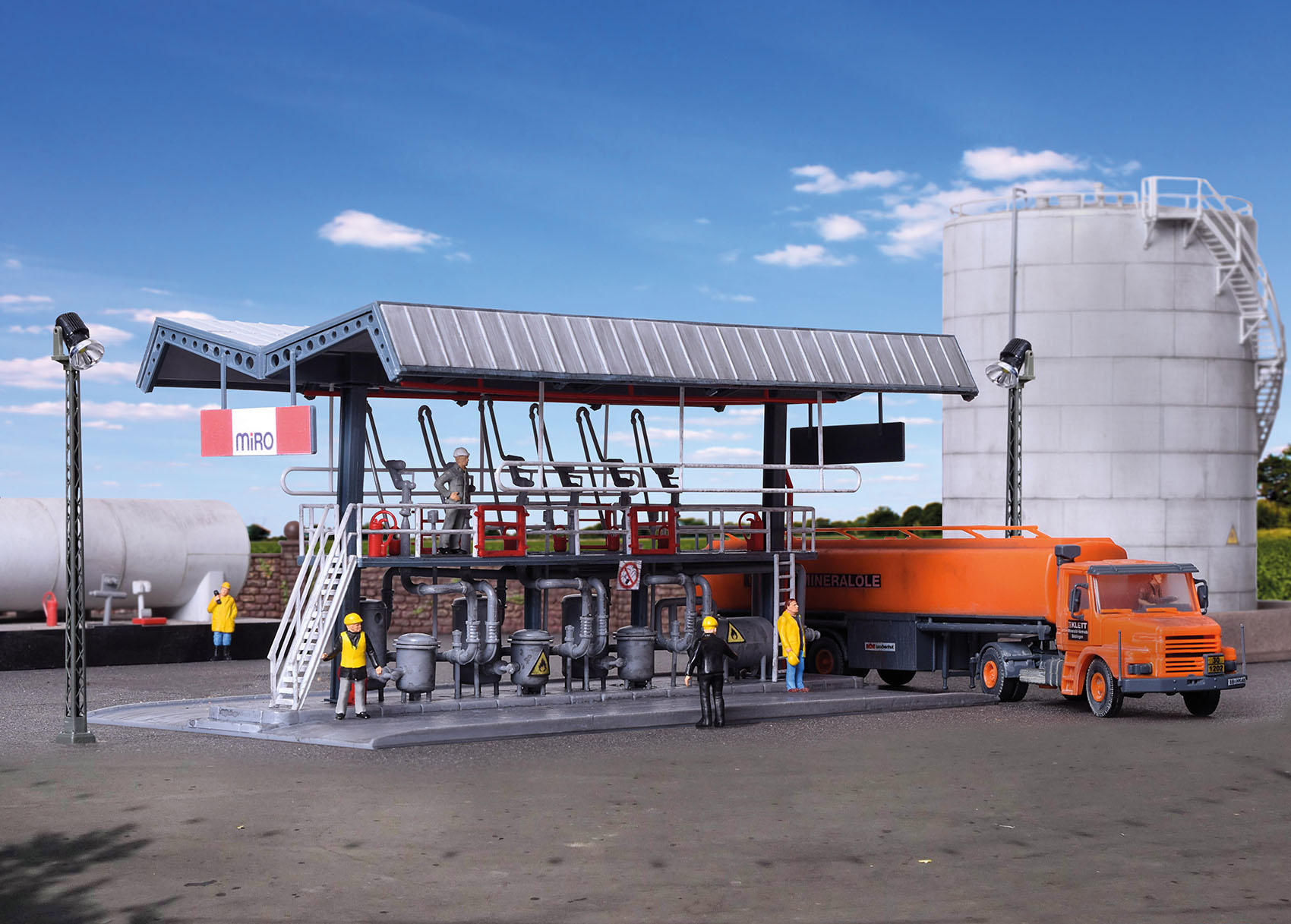 MIRO filling station with SCANIA road tanker - Kit - E-trains