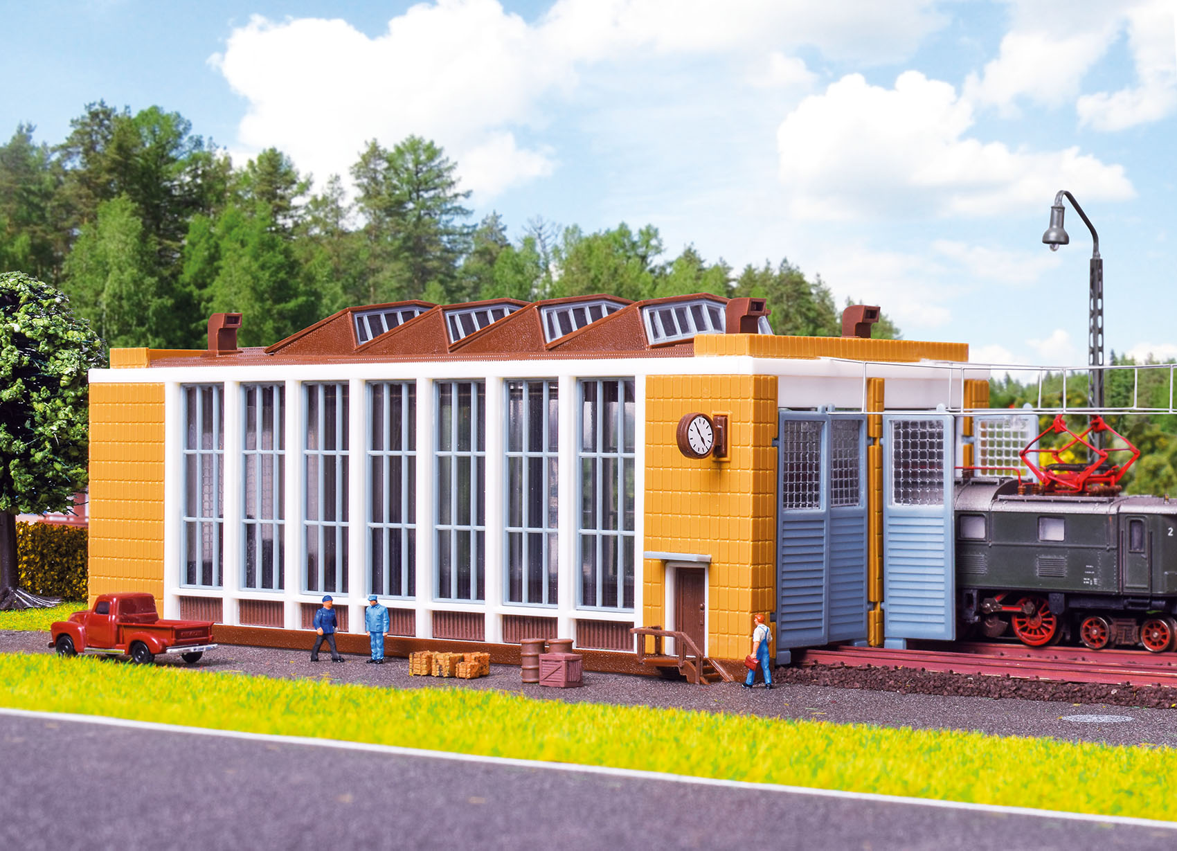 N E-loco shed with automatic door lock mechanism, double track - E-trains