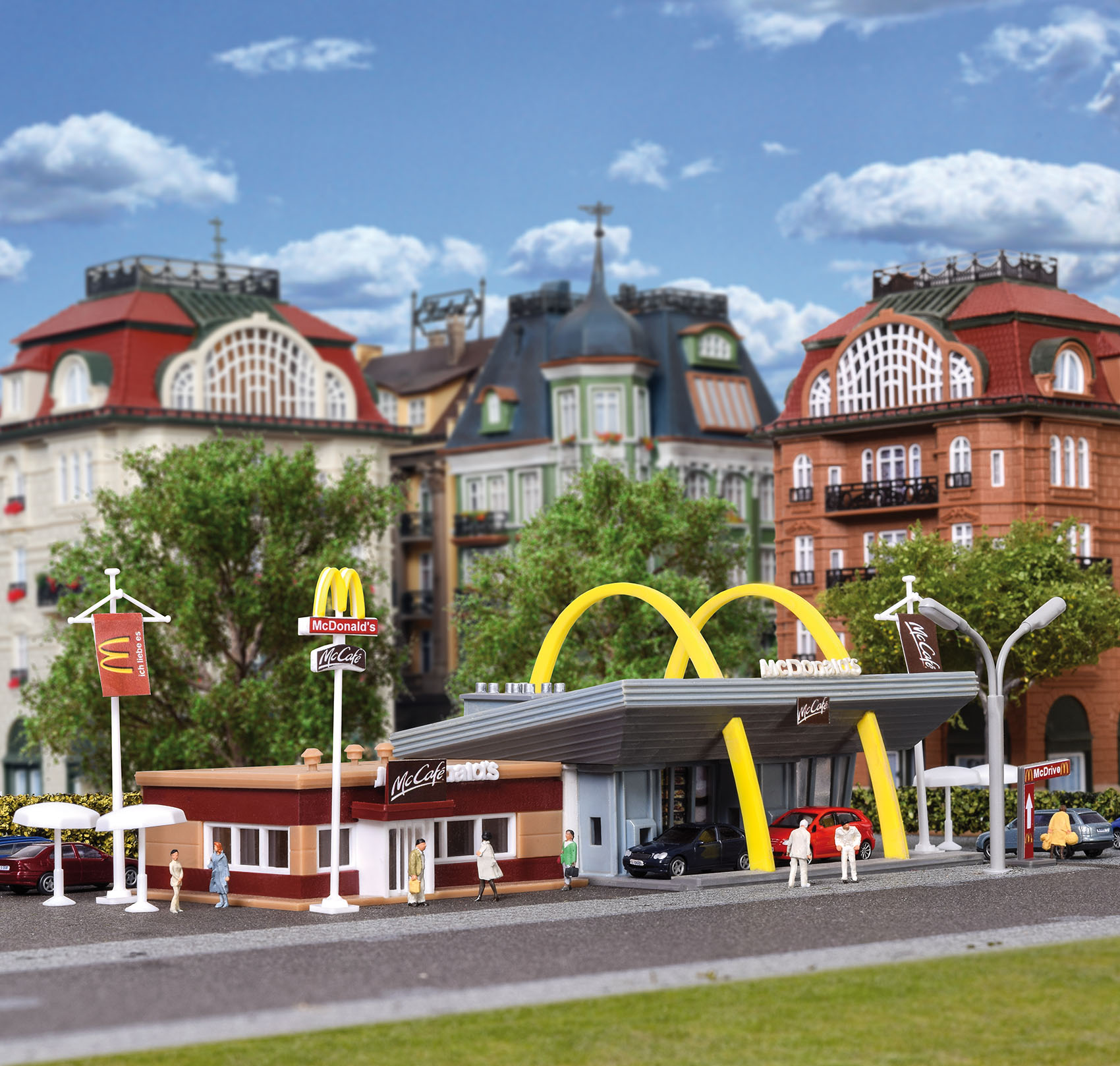 N McDonald´s fast food restaurant with McCafé - E-trains