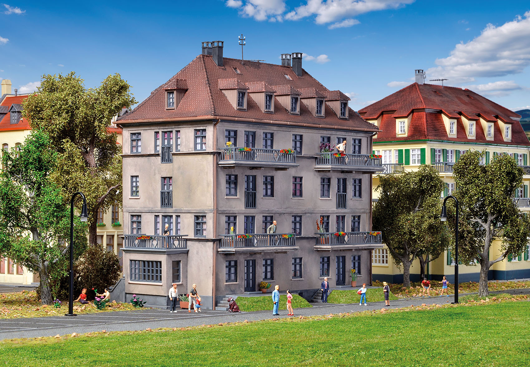 H0 Apartment house with balcony and terrace - Kit - E-trains