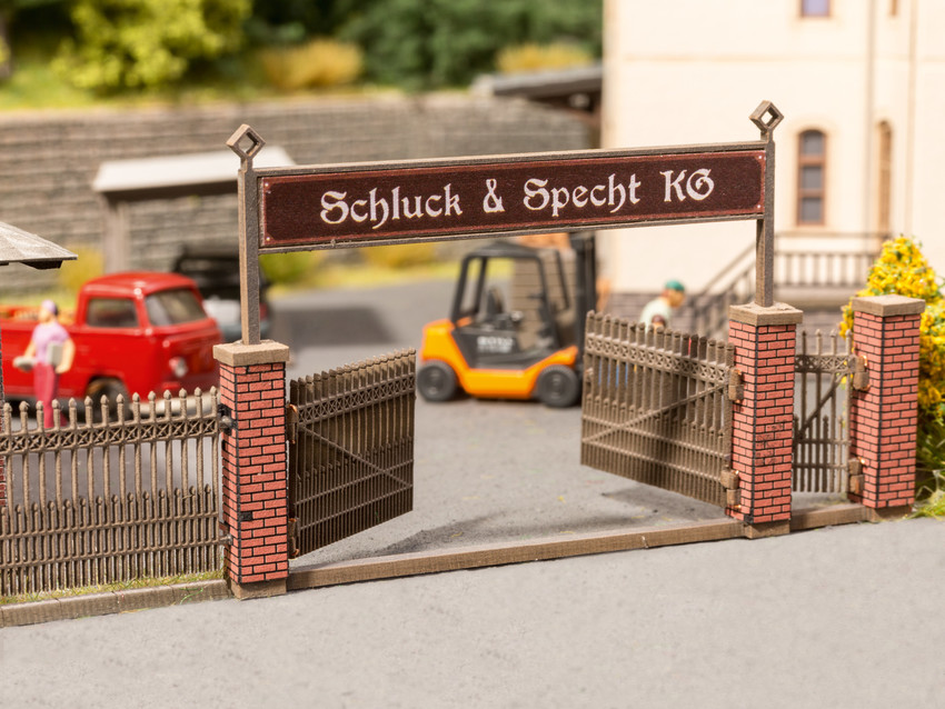 Gate with Brick Columns - Kit - E-trains