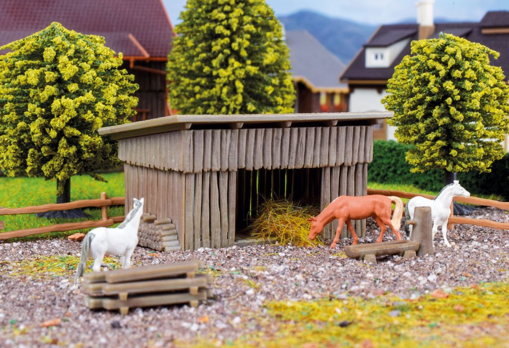 N Cattle shelter with fence - Kit - E-trains