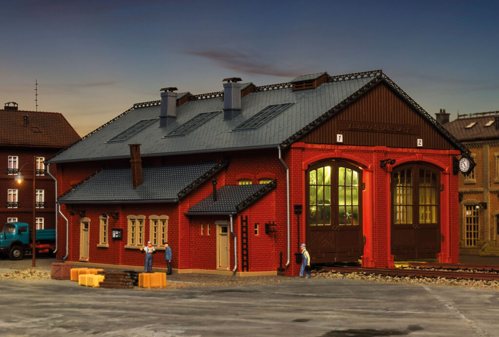 H0 Loco shed with door lock mechanism, double track - E-trains