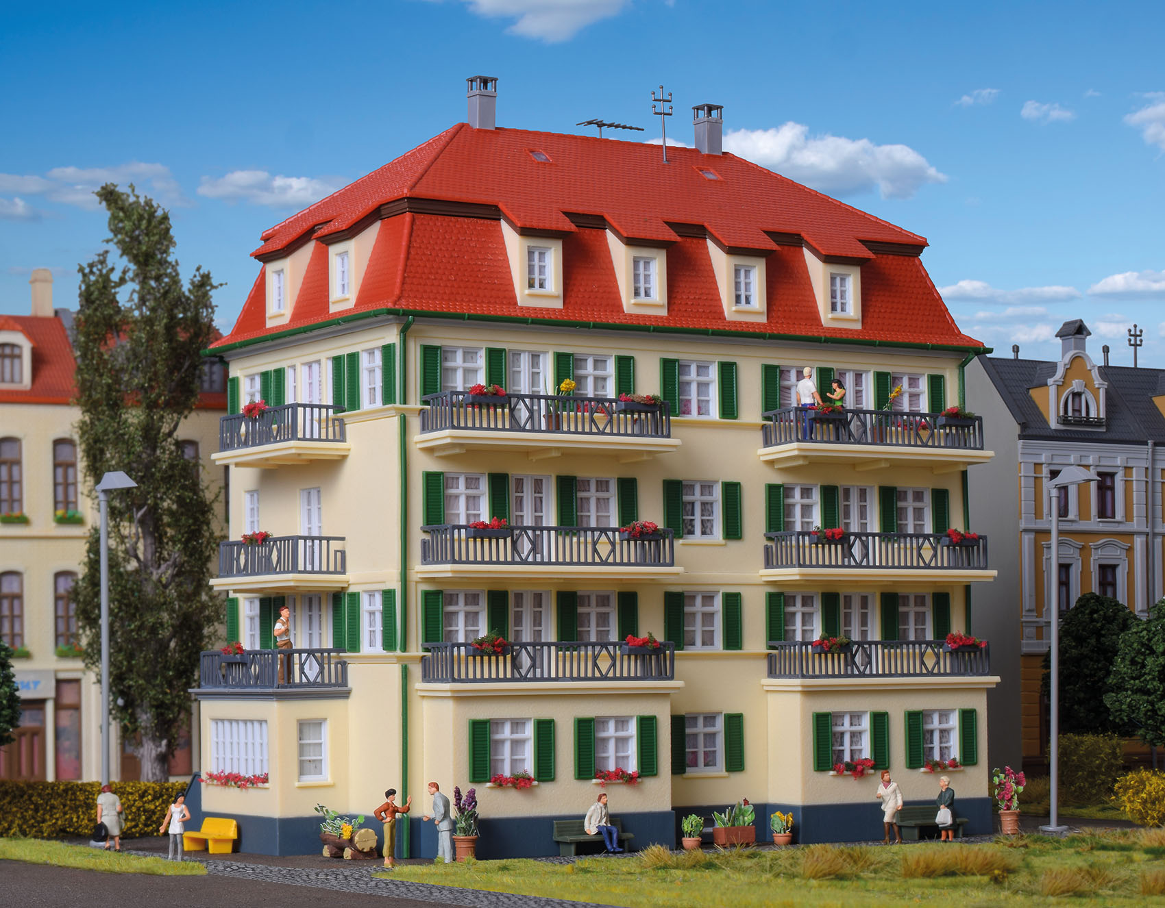 H0 Apartment house with balcony - Kit - E-trains