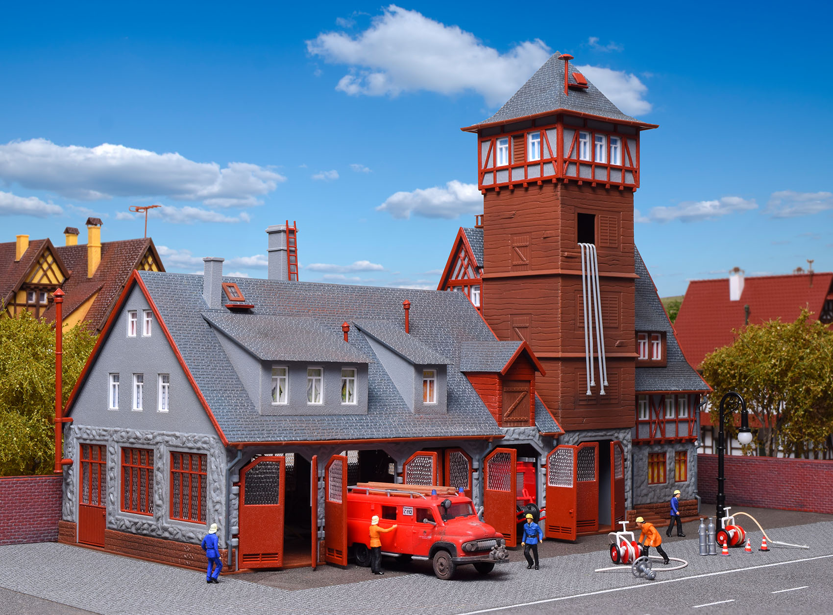 H0 Fire station base, five track - Kit - E-trains