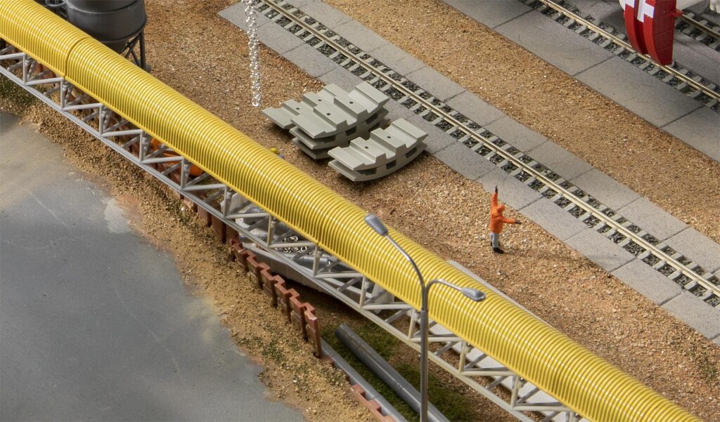 Conveyor belt with cover hood - E-trains