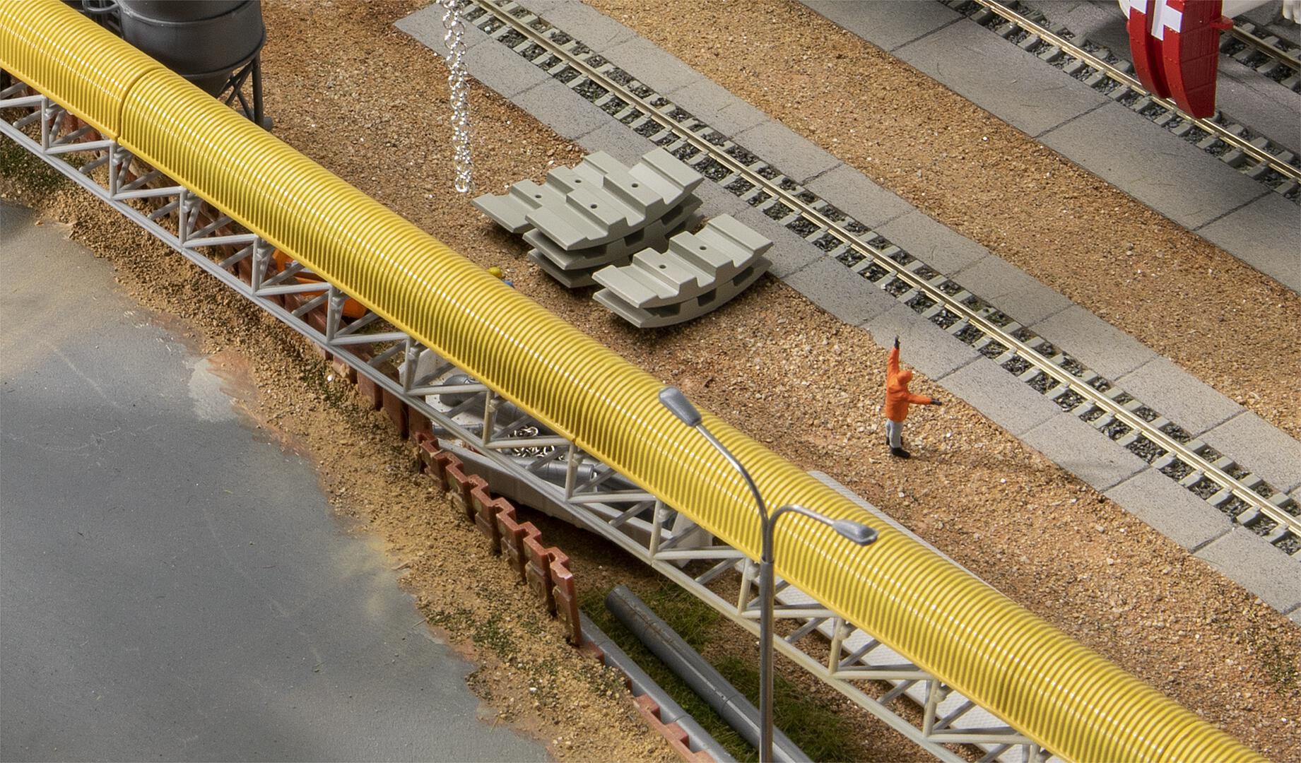Conveyor belt with cover hood - E-trains