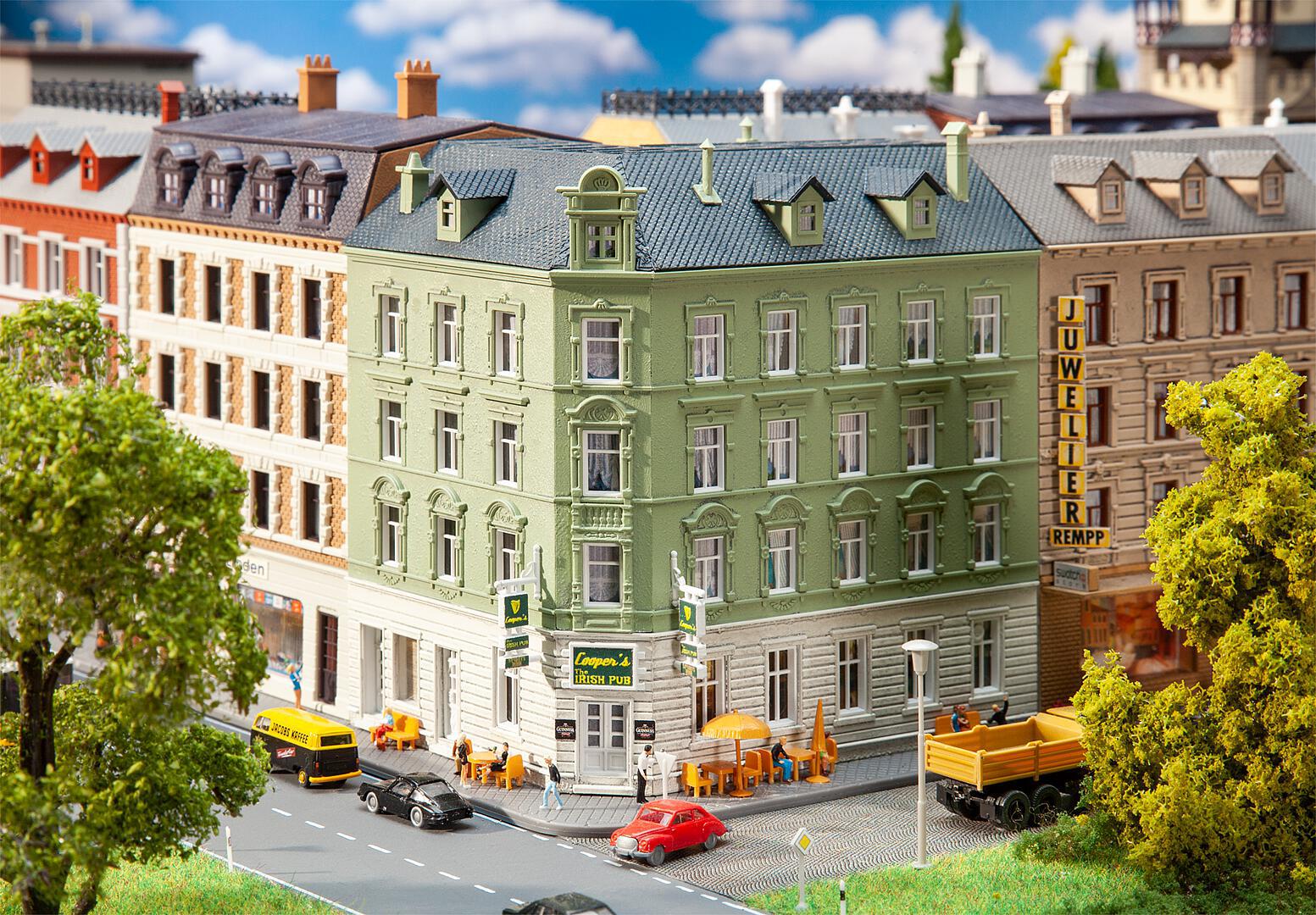 Town corner house with pub - E-trains