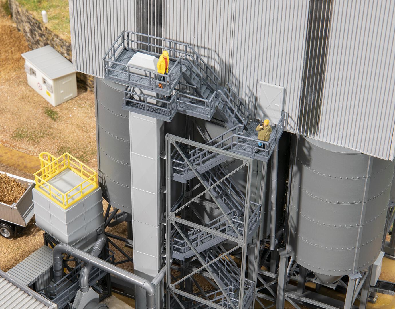 Modern stone crushing plant - E-trains