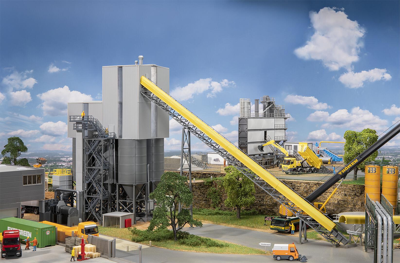 Modern stone crushing plant - E-trains