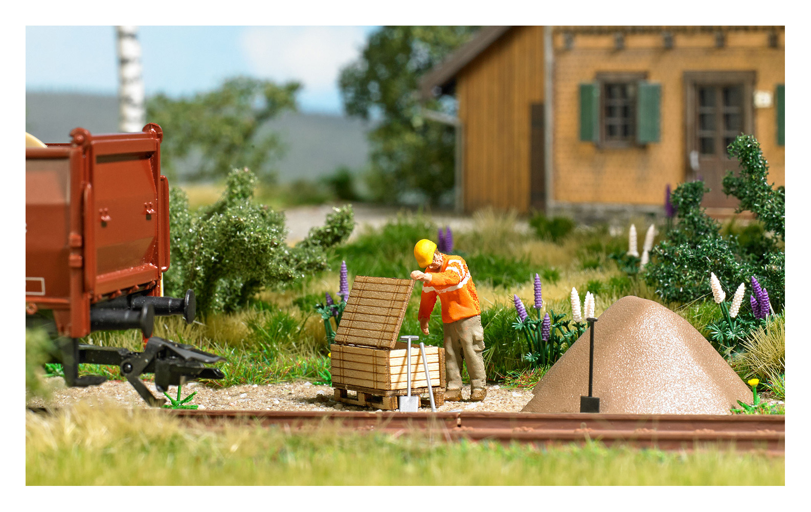 Track construction worker with a wooden crate - E-trains