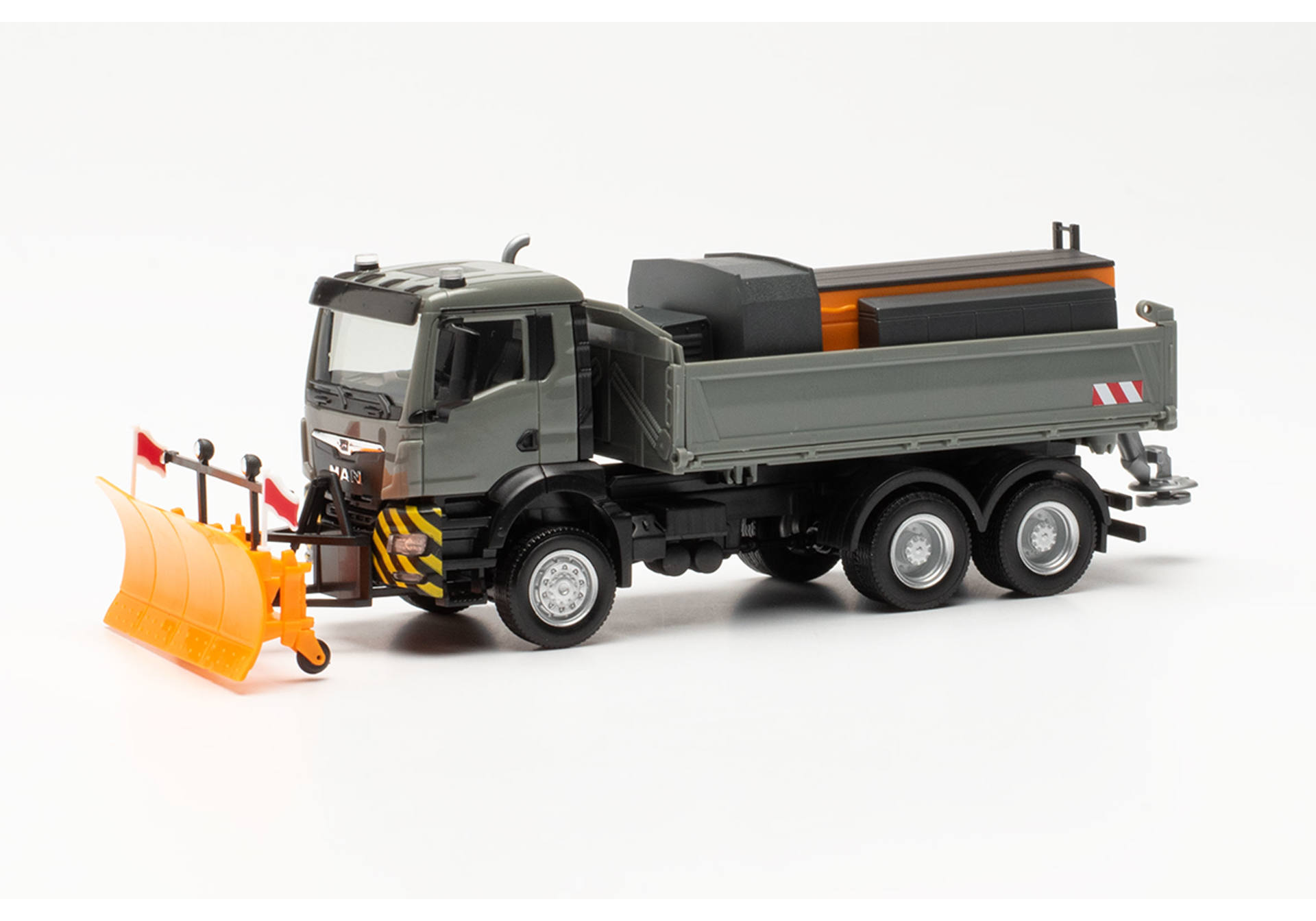 MAN three-way dumper winter service - E-trains