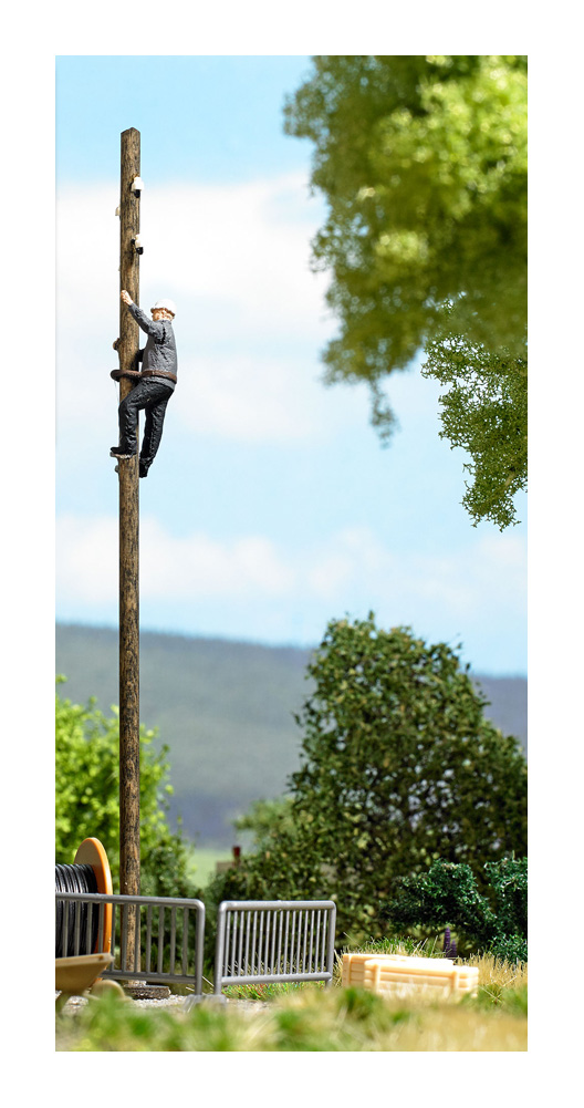 Mast climber with lots of accessories for line construction - E-trains