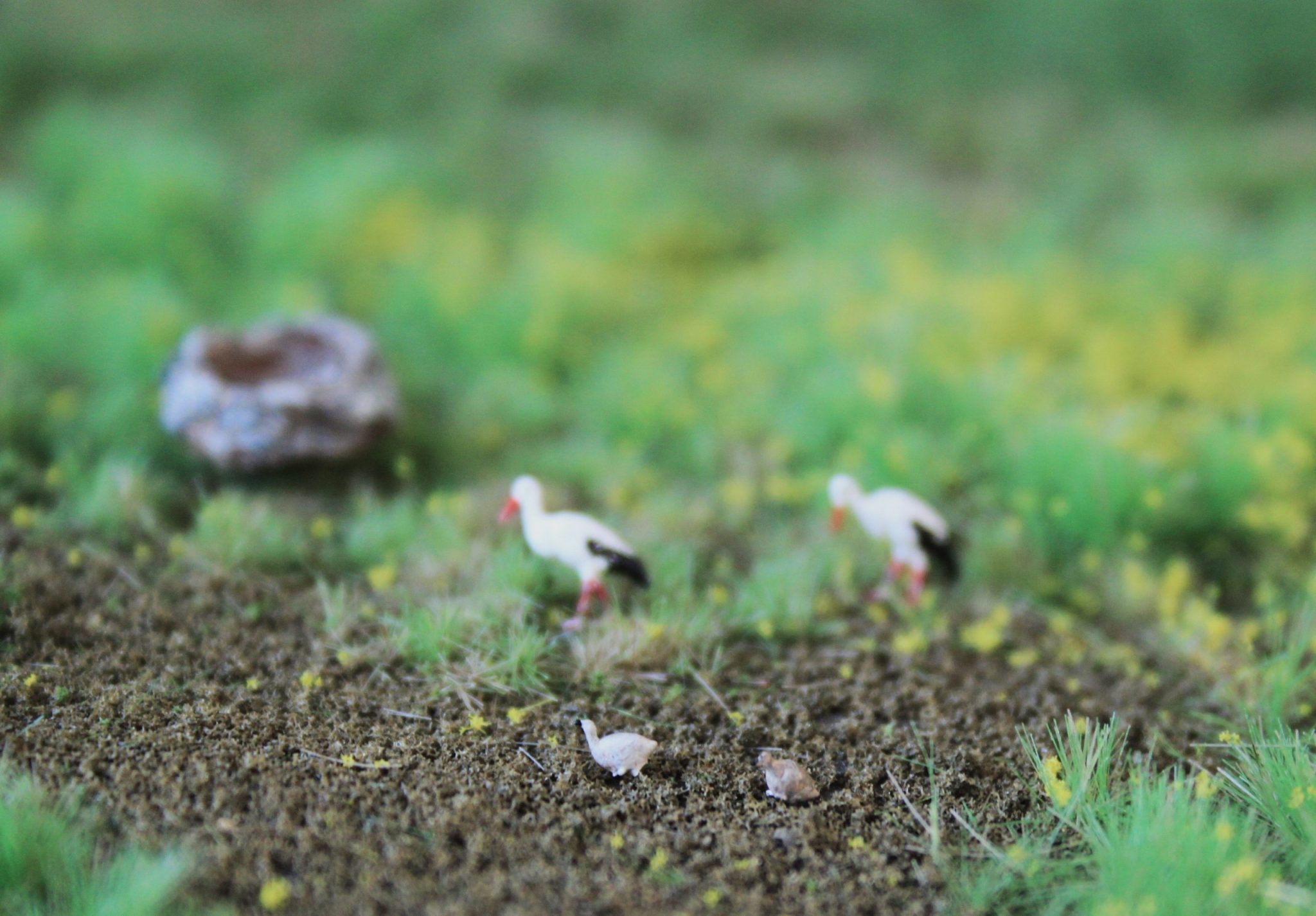N Storks on nest with 2 young - Hand Painted - E-trains
