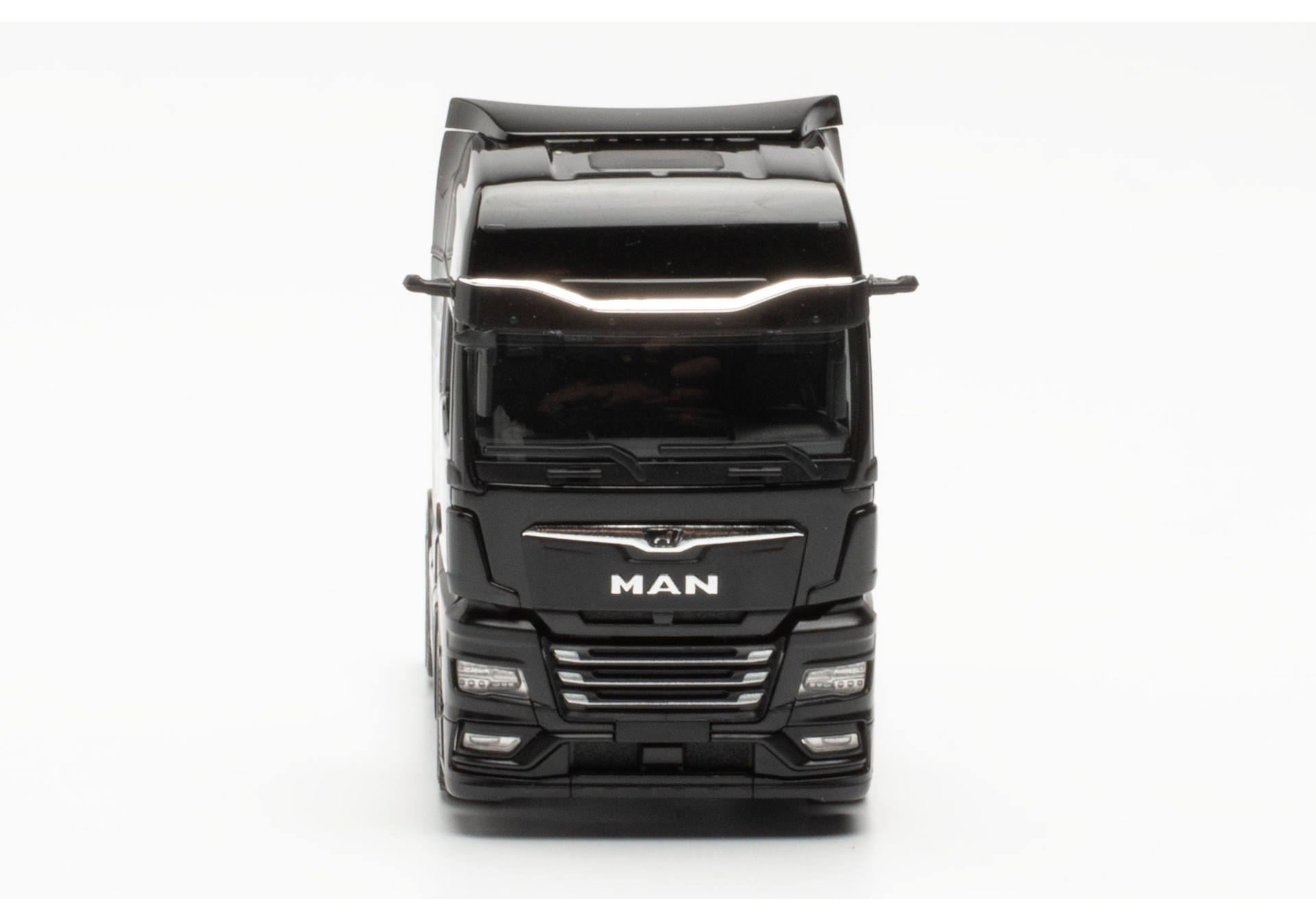 MAN TGX GX rigid tractor with mirror camera - E-trains