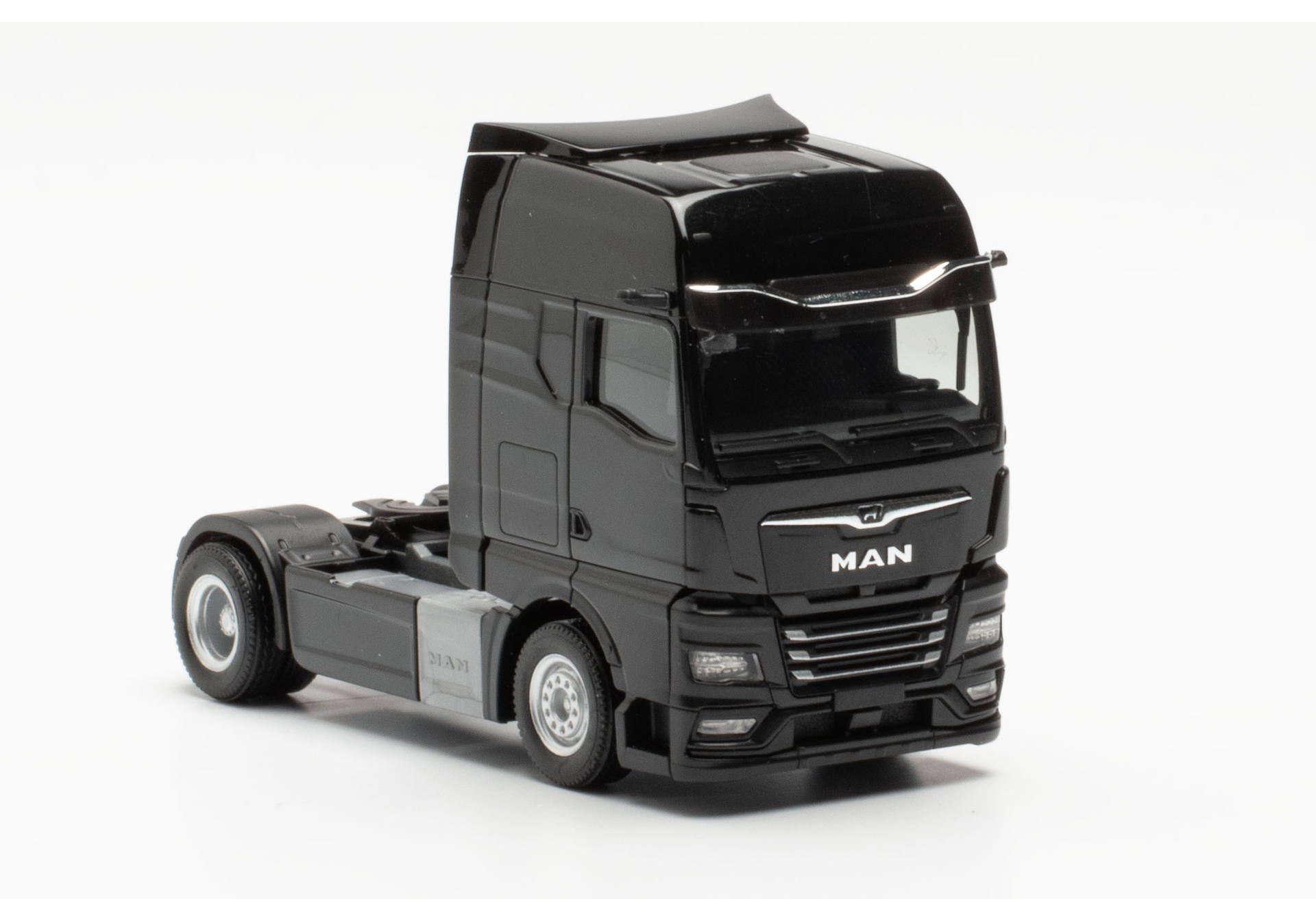 MAN TGX GX rigid tractor with mirror camera - E-trains