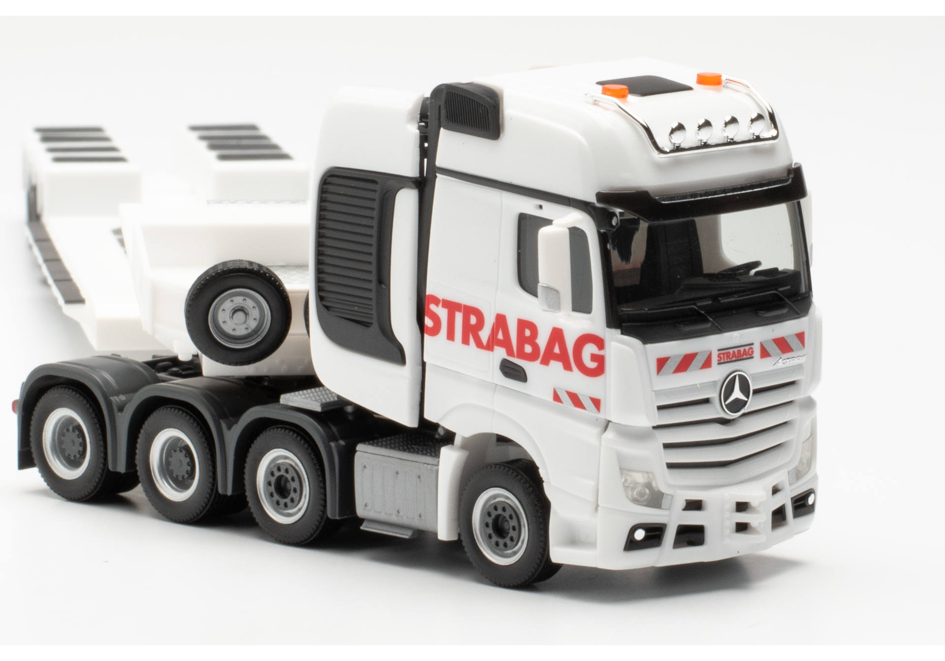 MB Actros Gigaspace low boy semitrailer "STRABAG" - E-trains