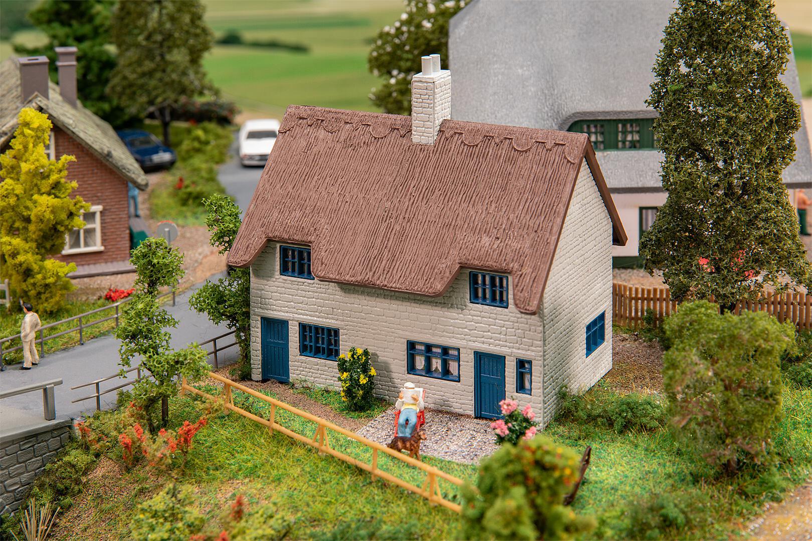 House with thatched roof - Kit - E-trains